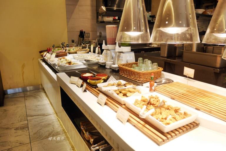岡山AEON美食｜THE CENTRAL BUFFET～岡山AEON Mall六樓吃到飽餐廳 中西式buffet 也有珍珠奶茶耶！ - 晴天散步