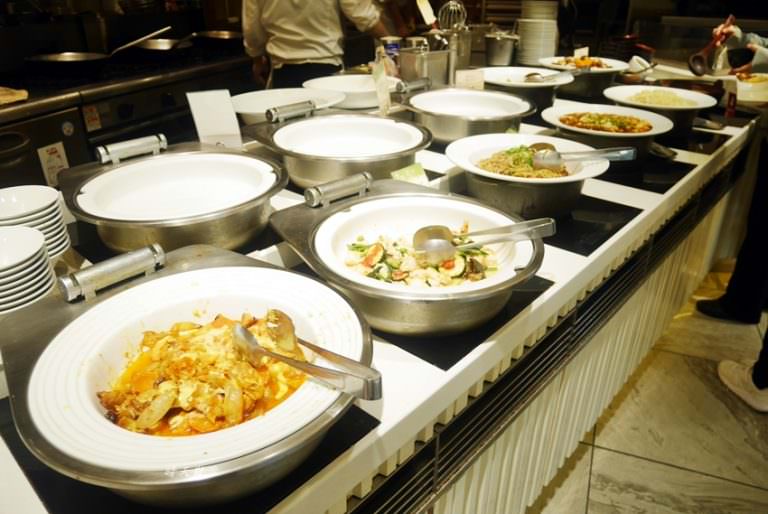 岡山AEON美食｜THE CENTRAL BUFFET～岡山AEON Mall六樓吃到飽餐廳 中西式buffet 也有珍珠奶茶耶！ - 晴天散步
